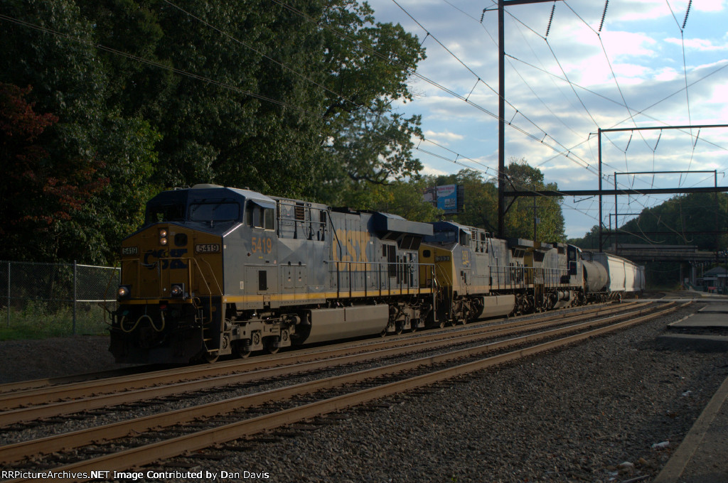 CSX ES40DC 5419 leads Q418-05